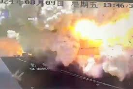 Gran explosión de un contenedor a bordo de un buque de Yang Ming en un ...